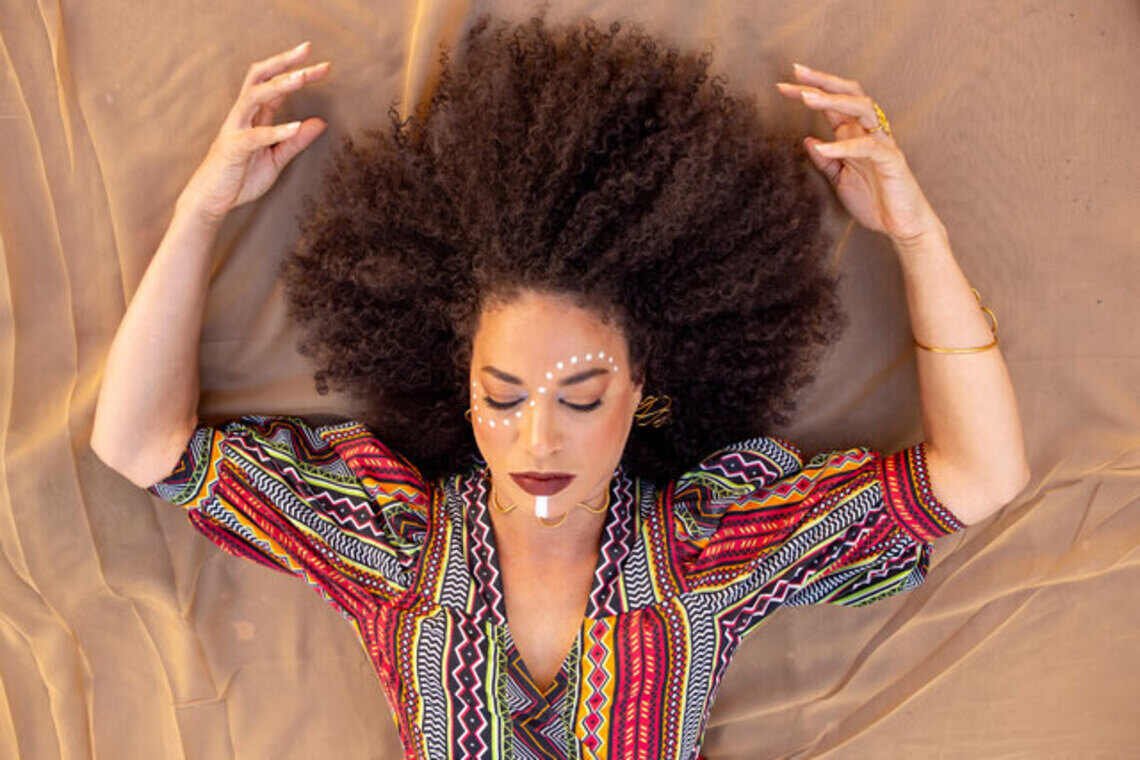 Espetáculo "Mukunã: do fio à raiz" resgata ancestralidade