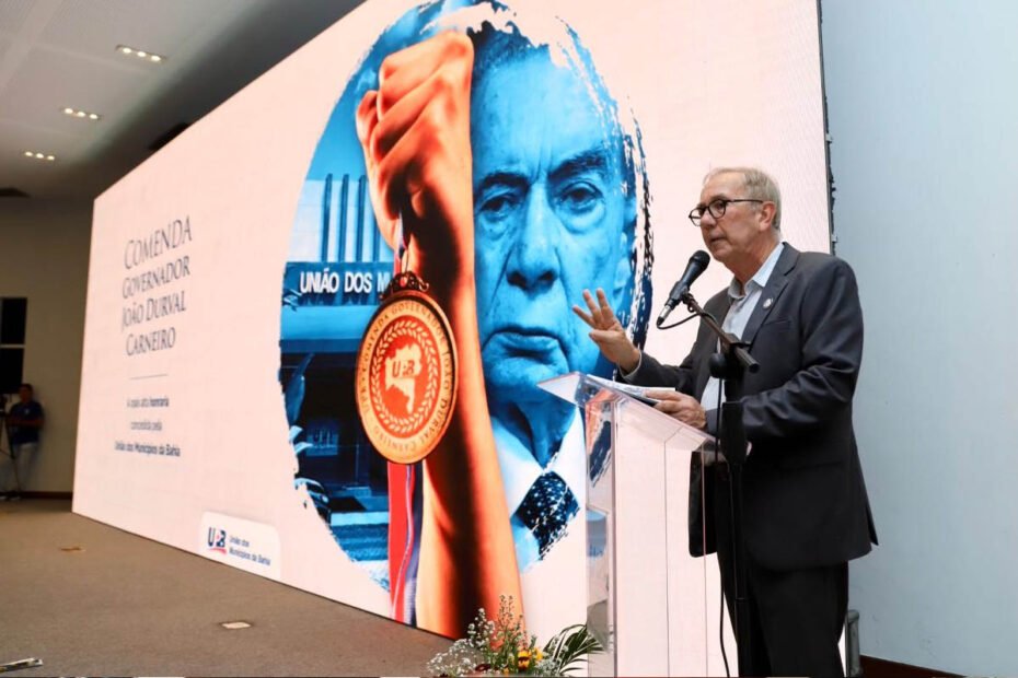 UPB homenageia João Durval Carneiro com Comenda que reconhece líderes ...